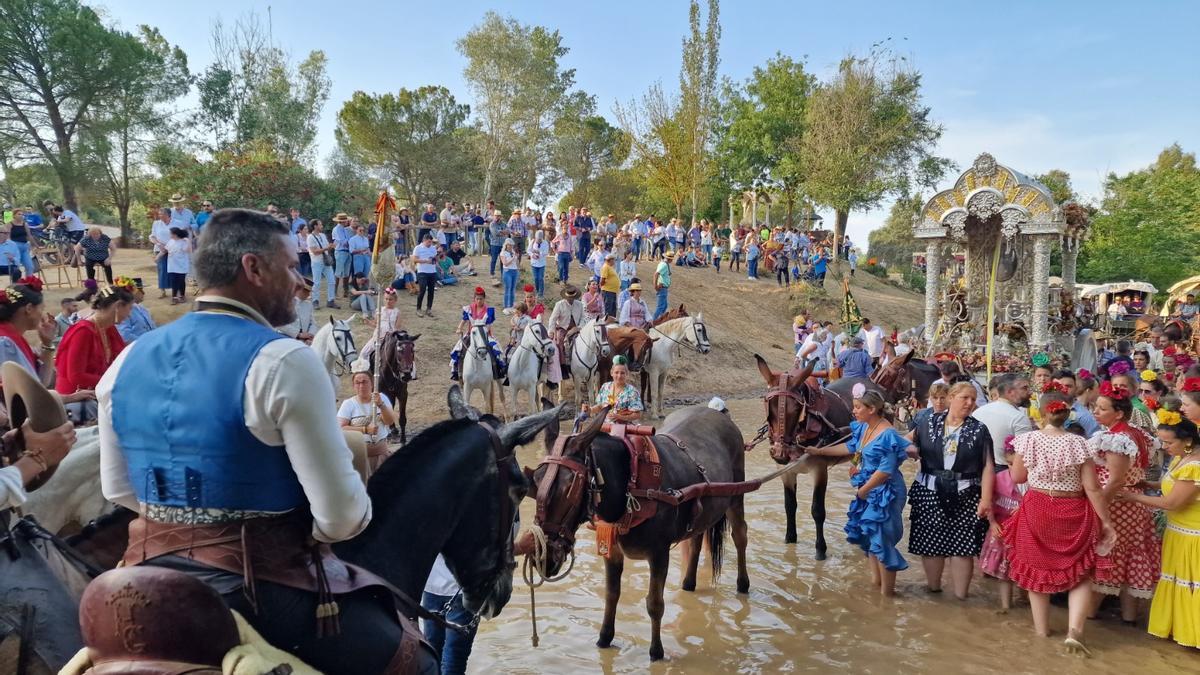 El camino cede paso a la aldea para la romería del Rocío - Diario Córdoba
