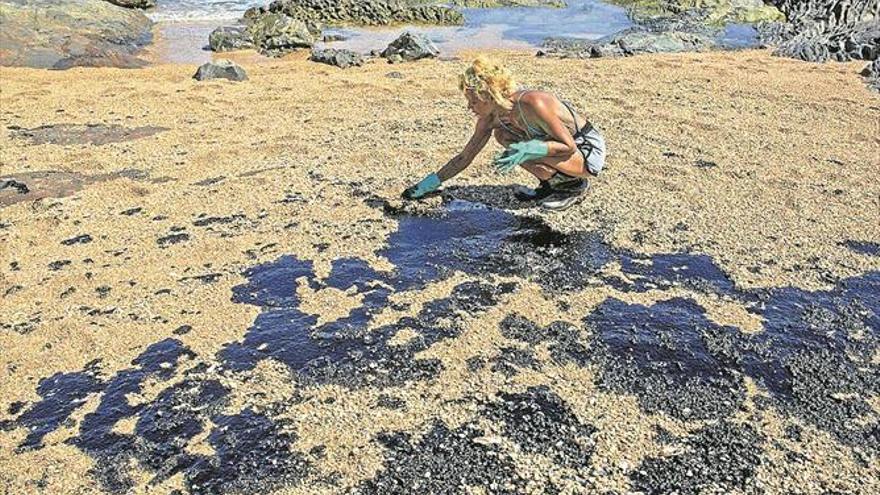 El ‘chapapote’ afecta a 3.000 kilómetros de costa en Brasil