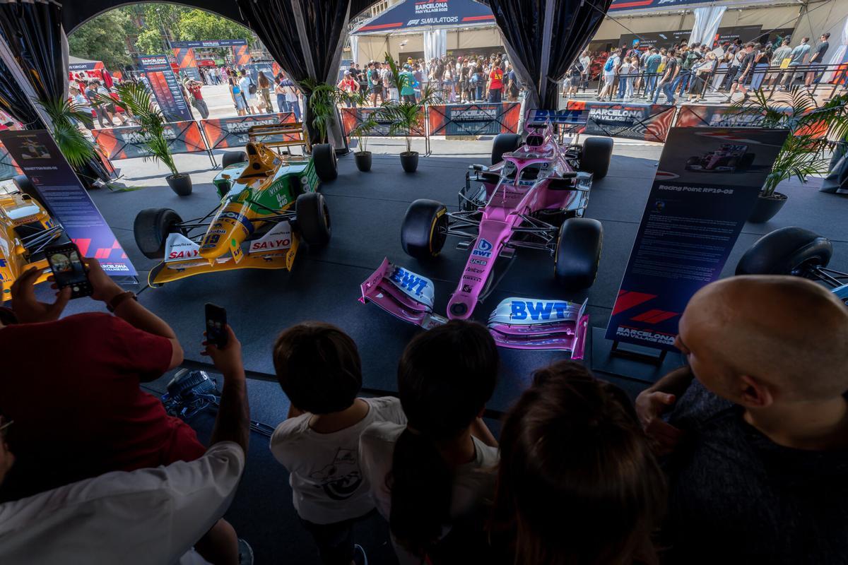 Una multitud se acerca a la Fan Zone de F1 Plaza Catalunya
