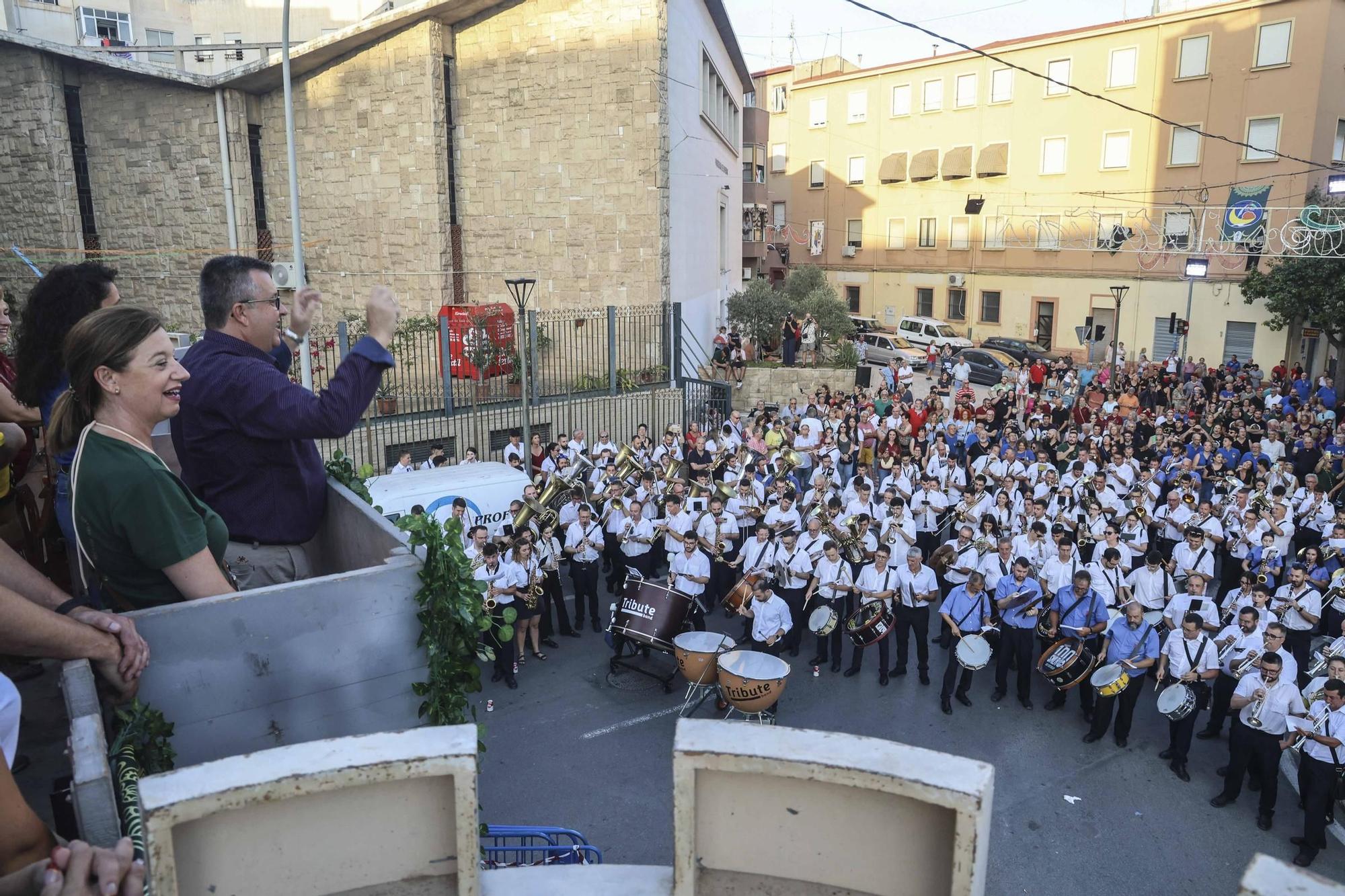 La entrada de bandas da comienzo a los Moros y Cristianos de San Blas