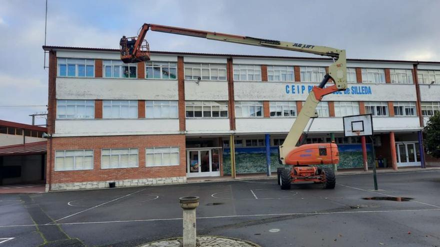 Limpian los canalones del CEIP Plurilingüe de Silleda