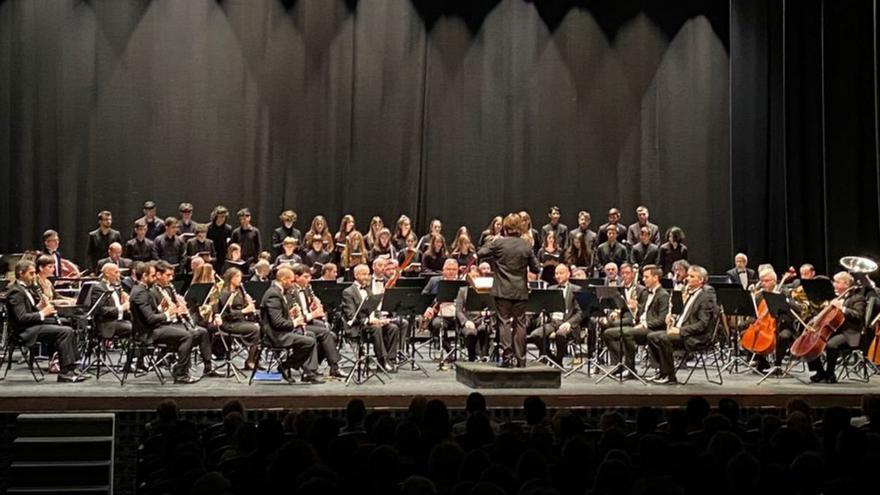 El Coro Cantabile y la Banda Municipal repasan los clásicos navideños ...