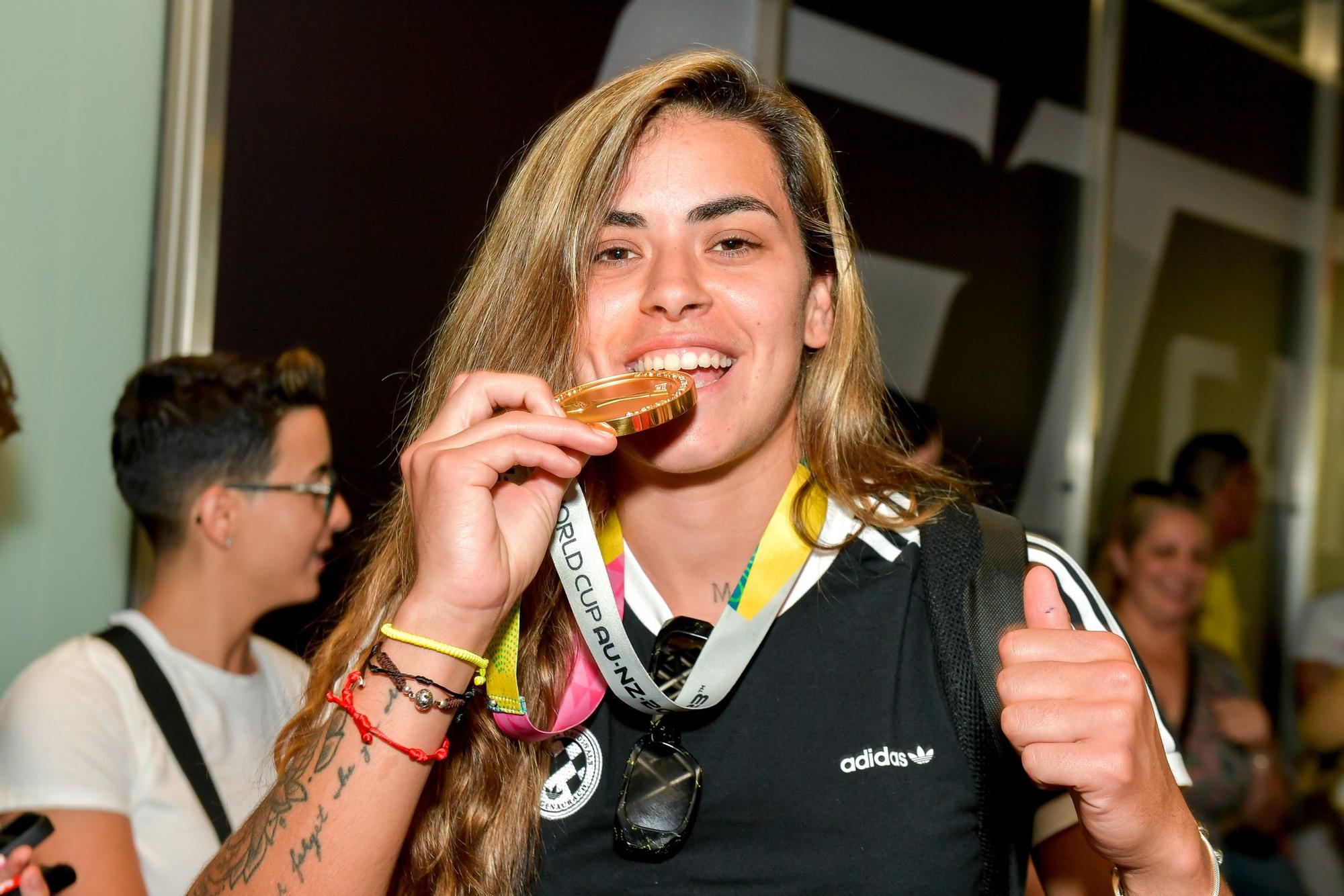 FOTOS: Llegada de Misa Rodríguez, campeona del mundo, al Aeropuerto de ...