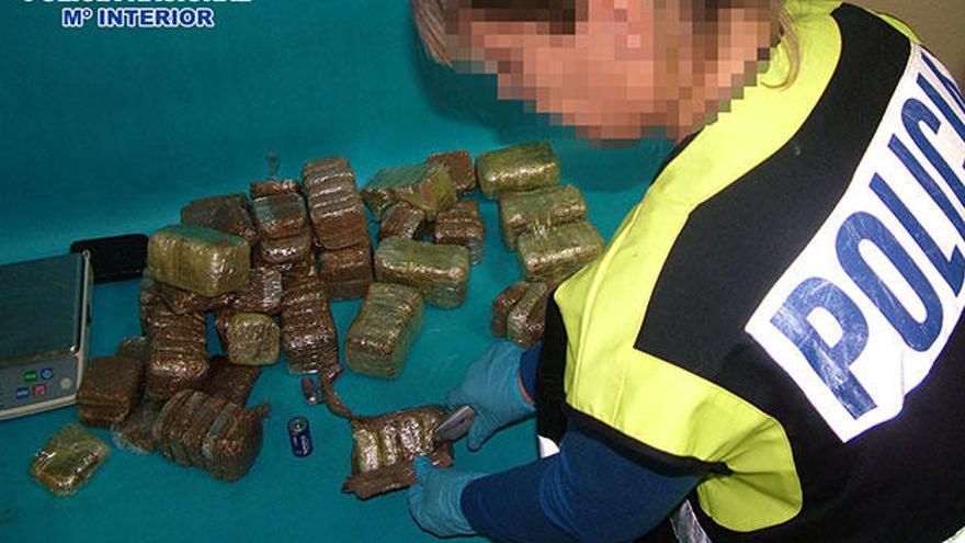 Detenidas Cuatro Personas E Intervenidos 34 Kilos De Hachís Y 3 De