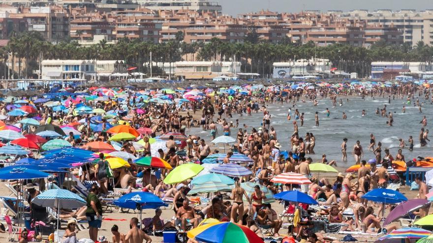 Las playas, a tope para aplacar el calor - Levante-EMV