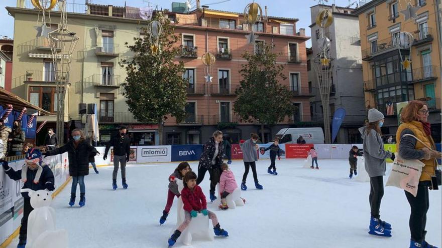 Olot torna a instal·lar una pista de gel a la plaça Major