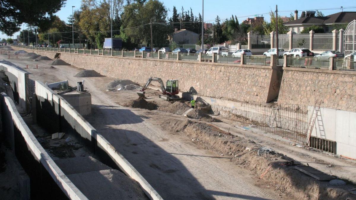 Construyen los muros del paso inferior del ferrocarril de la Ronda de ...