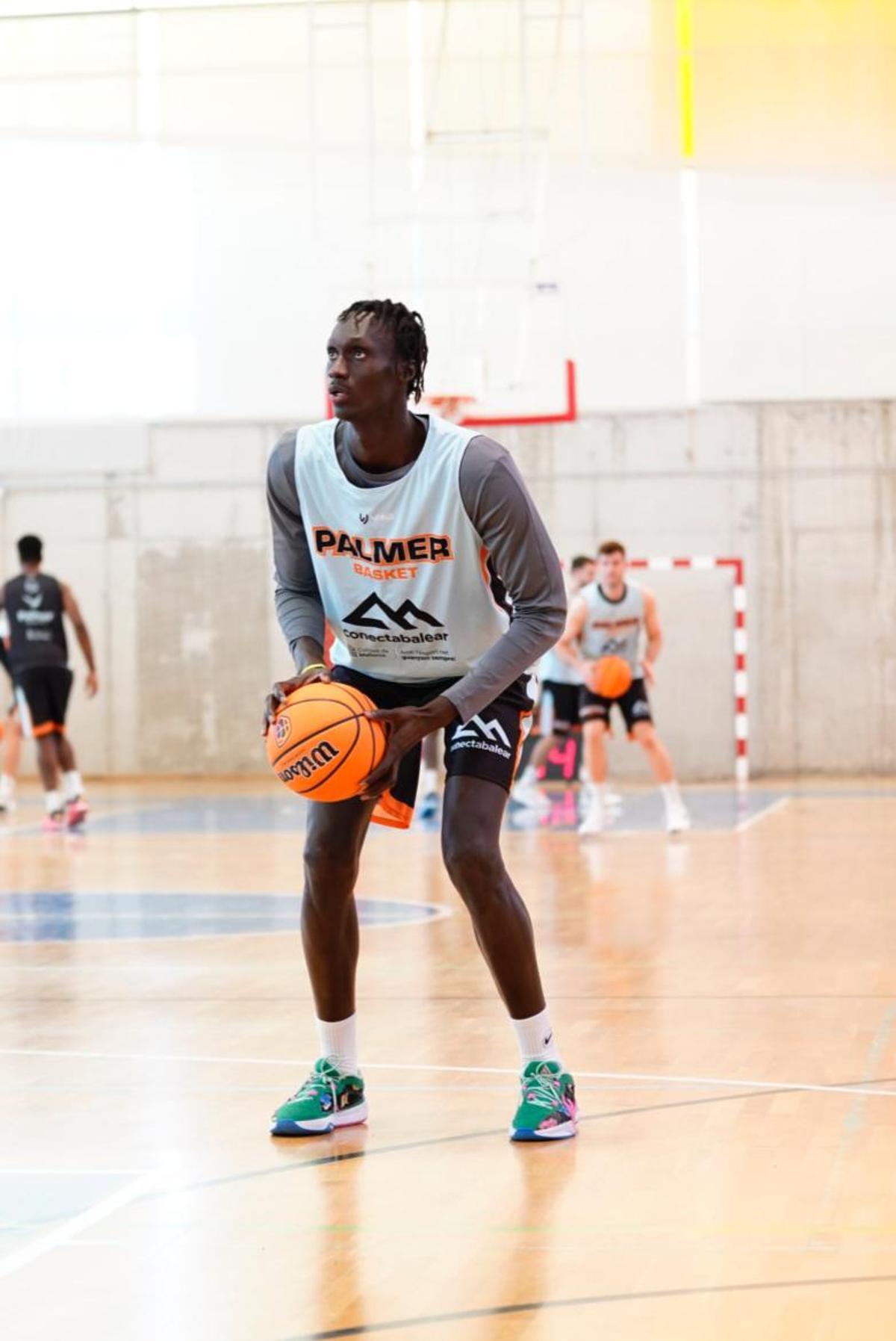 Baloncesto | Pa Mor Diene, centímetros para el Palmer Basket