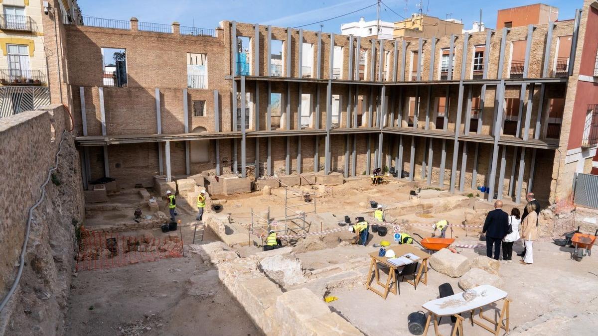 Teatro Romano de Cartagena: Casi la mitad del pórtico del Teatro Romano ...