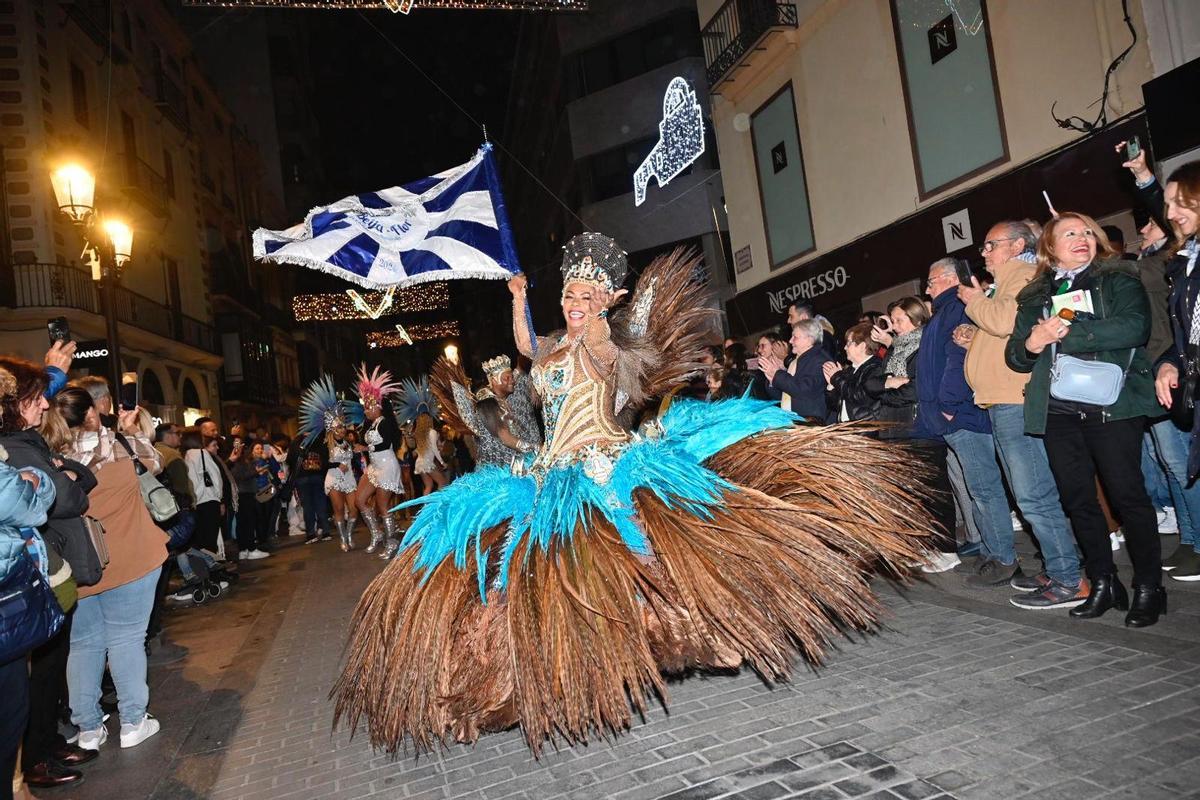 Diversión y nostalgia llenan las calles de Castelló con un cortejo ...