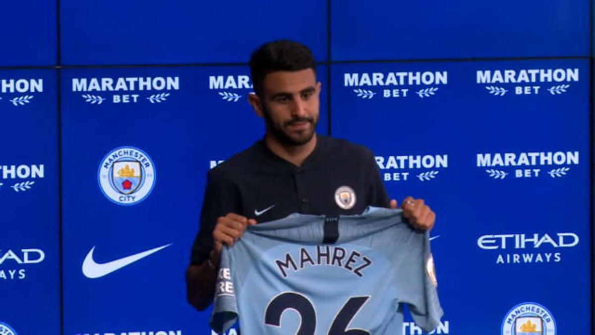 Mahrez posa con la camiseta del City