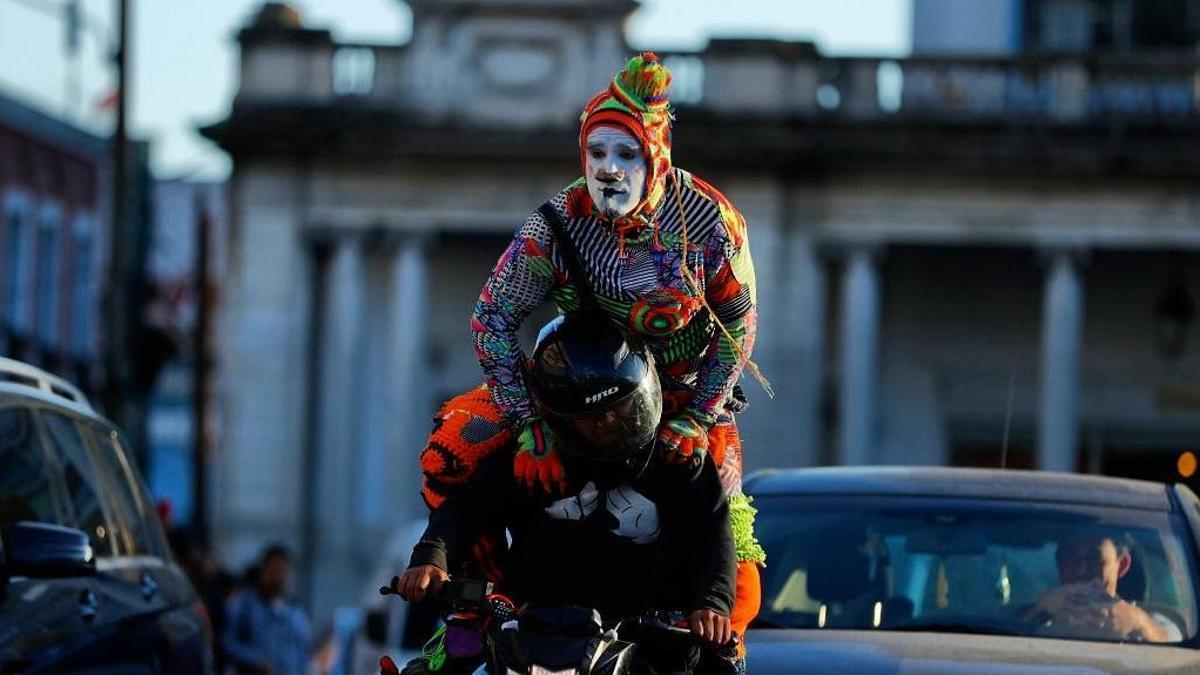 KARCOCHA GALICIA: El mimo callejero viral actuará en Nigrán y Mos