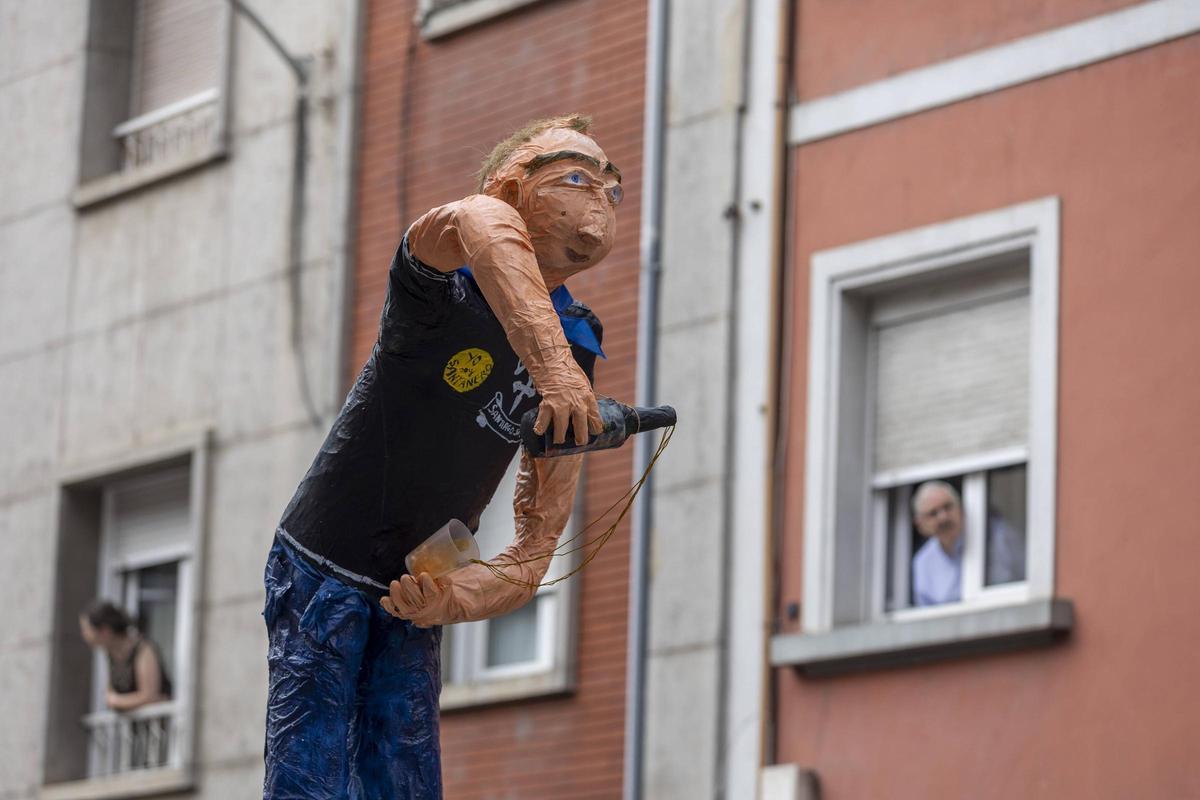 "Pitus", el "xigantón" que iba en la carroza de la Asociación Santo ...
