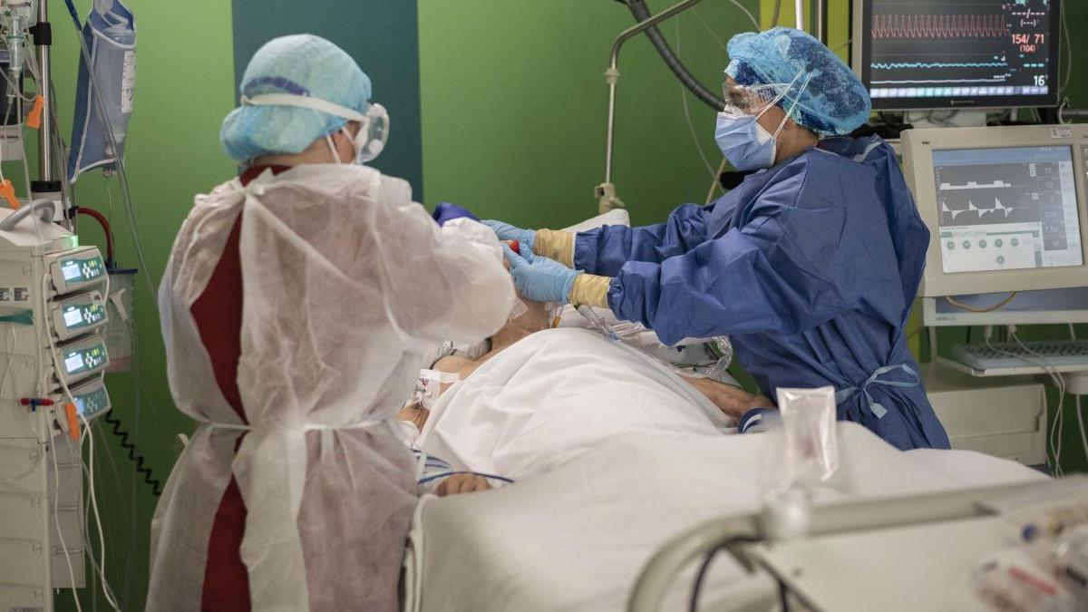 "El pico de enfermos en los hospitales se alcanzará a finales de mes o ...