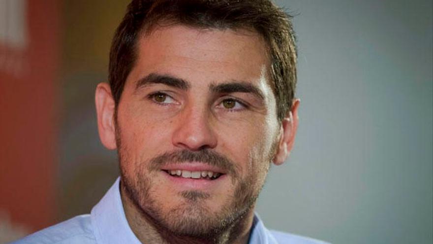 IMAGEN IKER CASILLAS | Iker Casillas reaparece con una sorprendente ...
