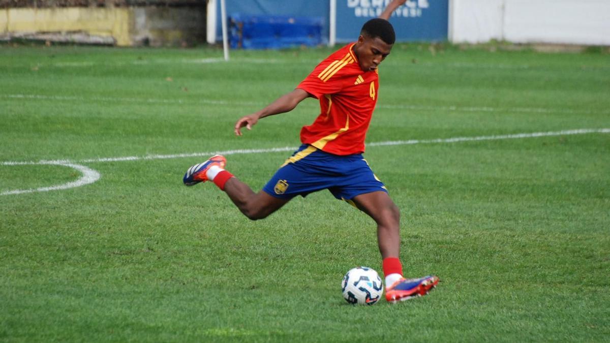 Álex Gomes juega 45 minutos en la victoria de España sub-18 ante Italia