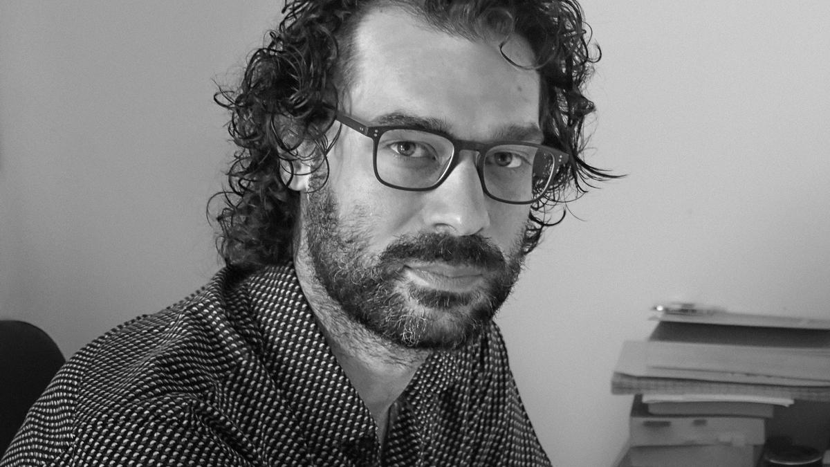 'El arte de escribir de pie', de Aitor Romero Ortega: ensayando el territorio