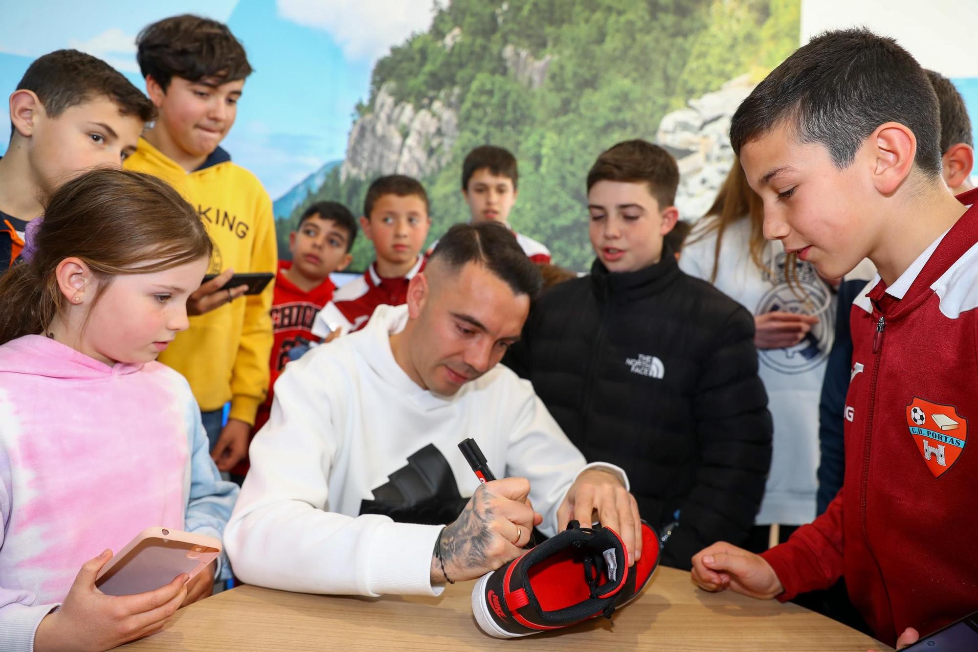 Los fans de Iago Aspas, a la caza del autógrafo