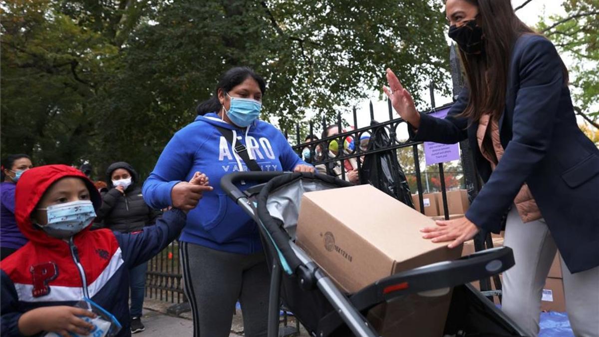 Alexandria Ocasio-Cortes reparte comida en barrio golpeado por COVID