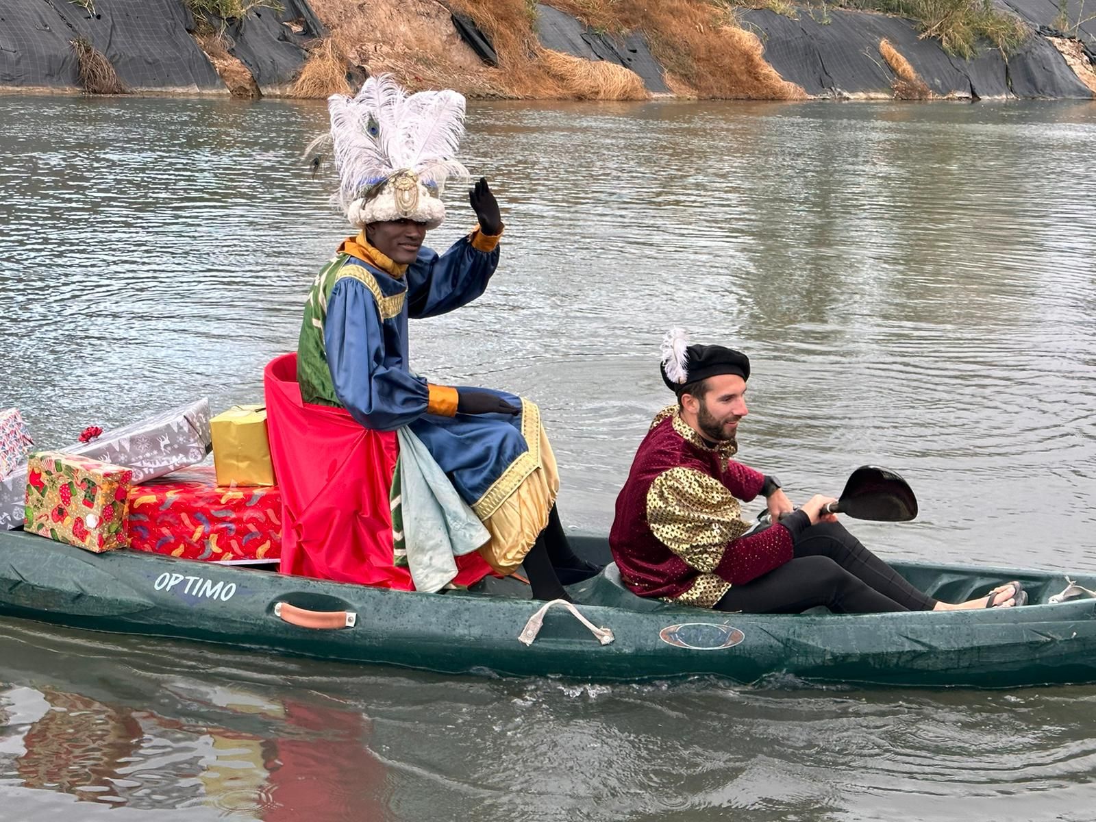 Los Reyes Magos llegan en piragua a Algemesí