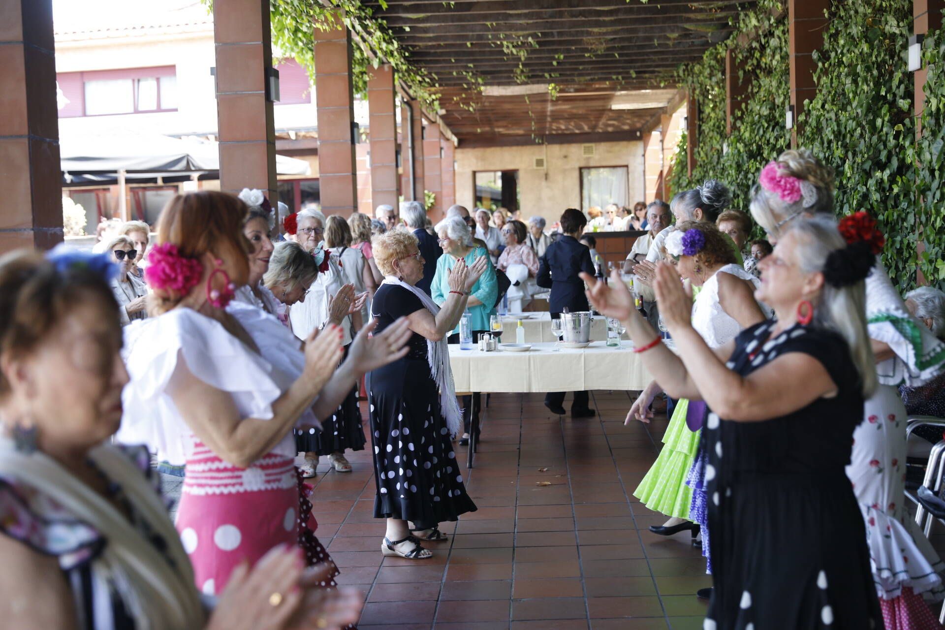 En imágenes: Comida y bailes para los mayores de El Coto