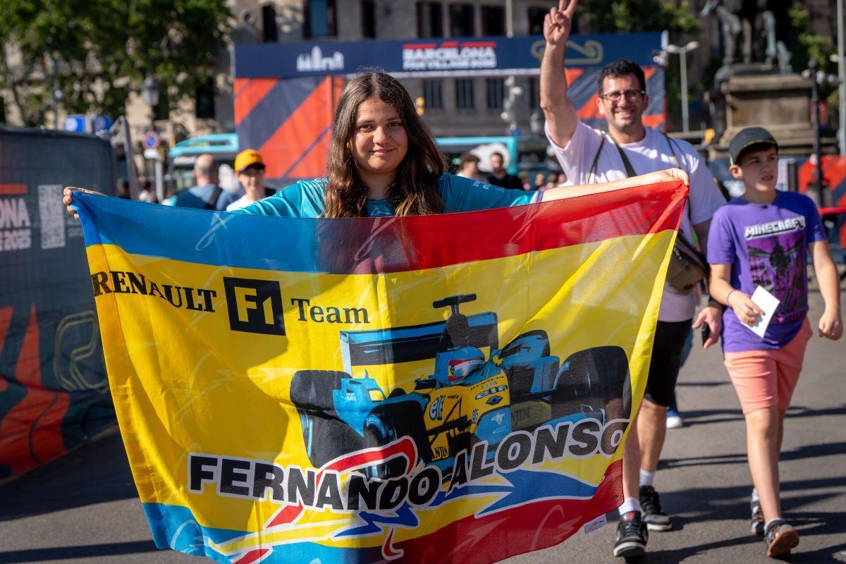 Una multitud se acerca a la Fan Zone de F1 Plaza Catalunya