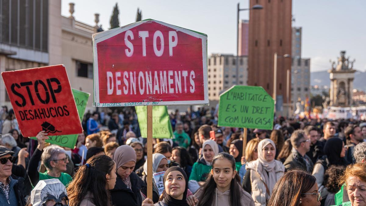 Manifestación masiva contra el precio abusivo de los alquileres y la ...