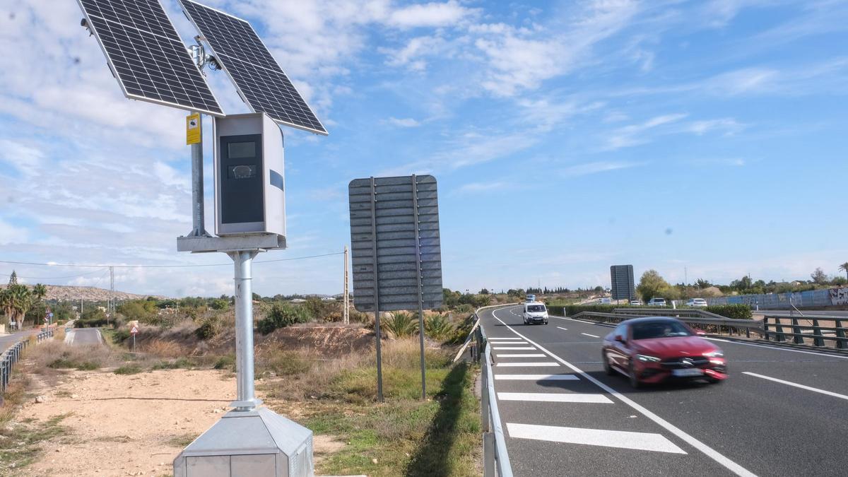NUEVO RADAR EN ELCHE | El nuevo radar fijo en Elche, oculto tras un cartel