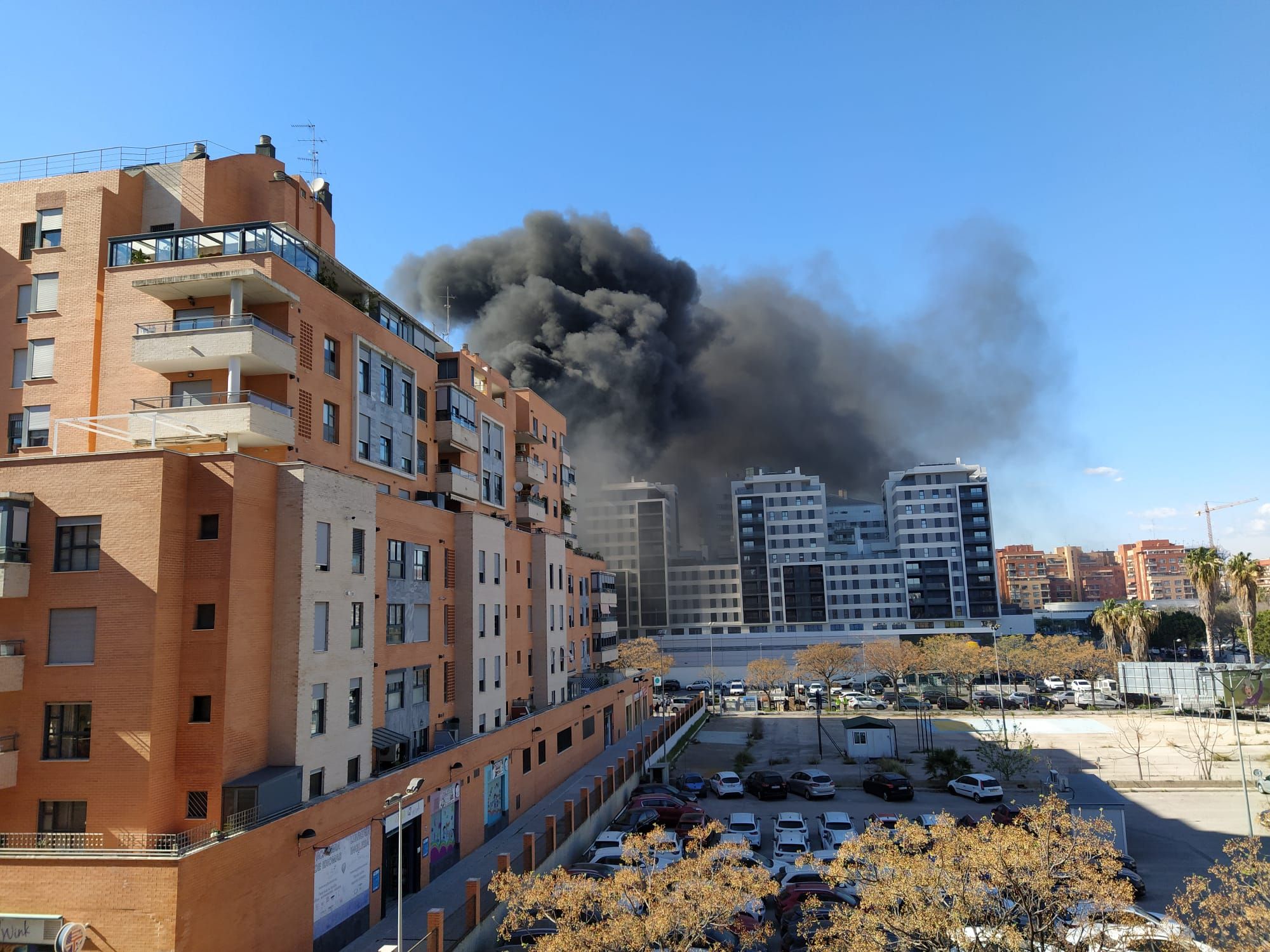 FOTOS | Fuego en València con una gran columna de humo en Nou Campanar