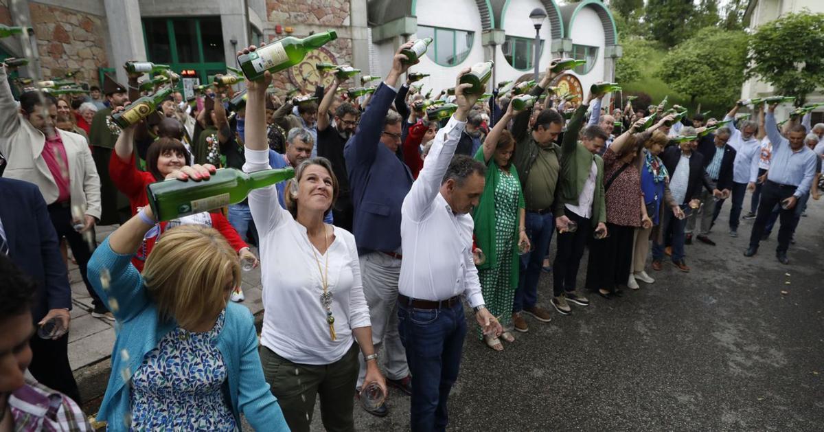 Nava prepara el Día Mundial de la Sidra con clases de escanciado y folk