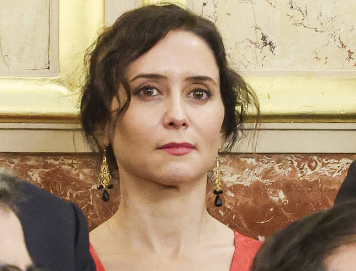 AYUSO VESTIDO ROJO | Isabel Díaz Ayuso brilla en el Día de la Constitución con escote ...