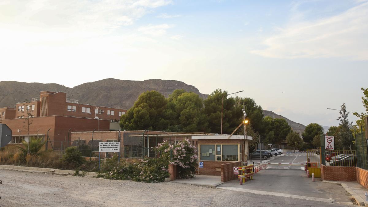 La salud mental copa las enfermerías de prisiones en Alicante