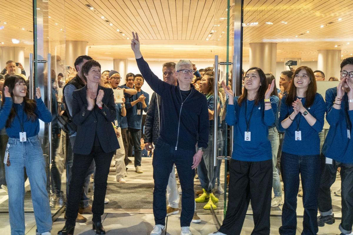 La tienda más grande de Apple en Asia abre sus puertas en Shanghái | FOTOS