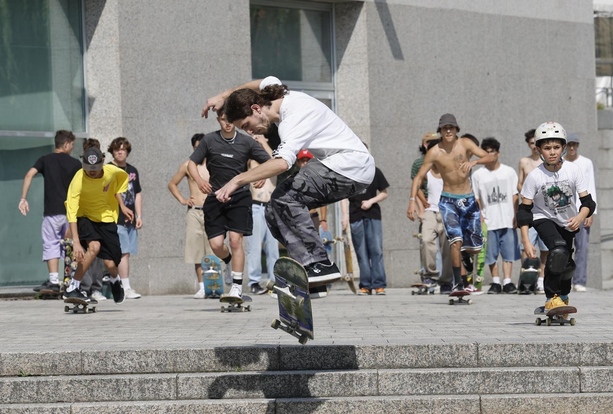 Los patinadores vigueses se suman al Día Mundial del Skate