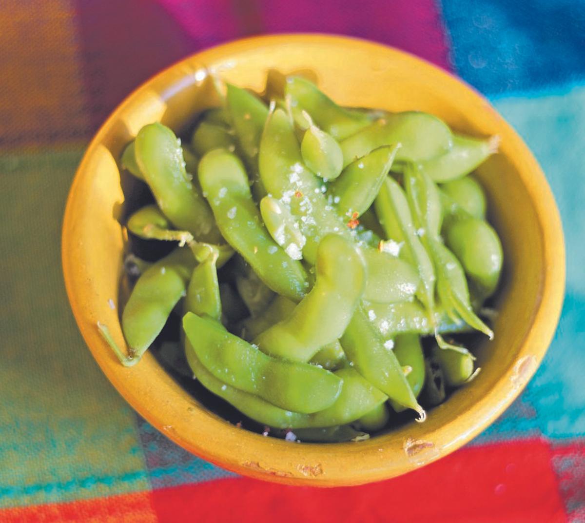Edamame con flor de sal y 'pebre de cirereta'