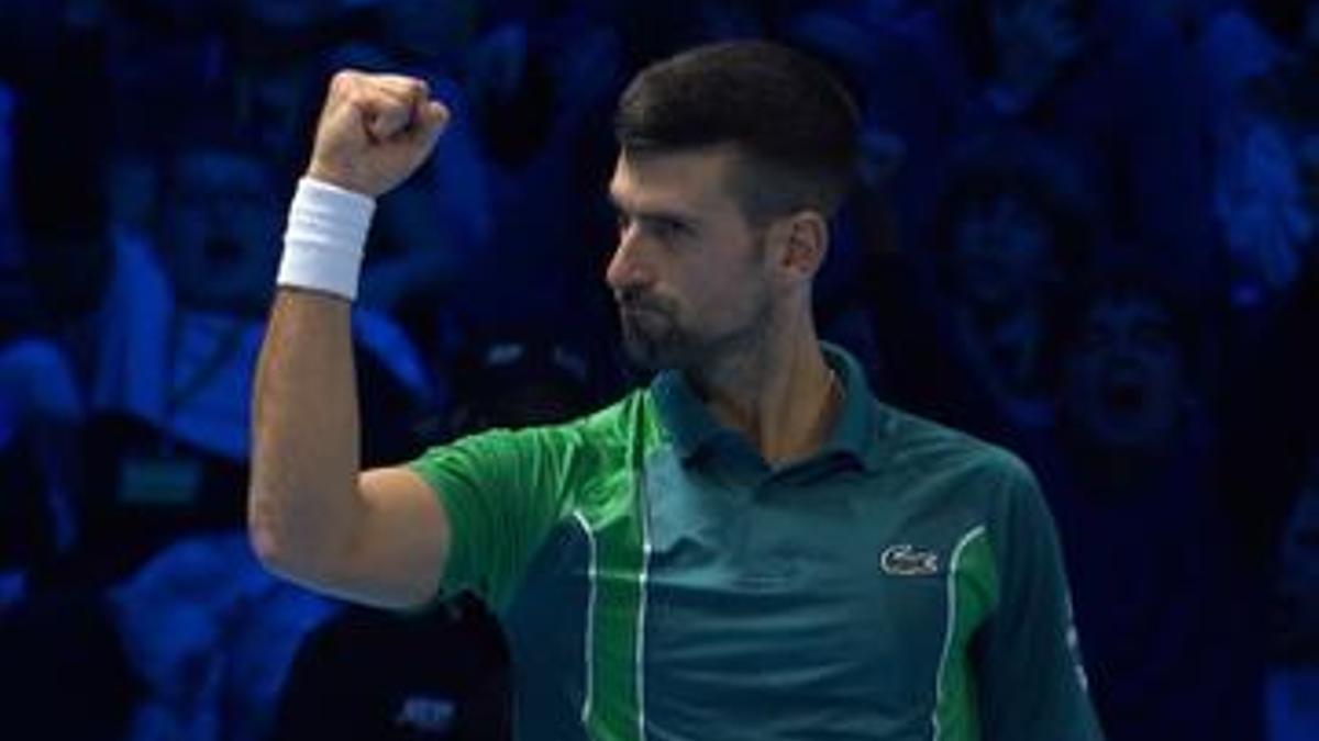 Djokovic suelta su rabia y destroza dos raquetas en su sufrida victoria ante Rune