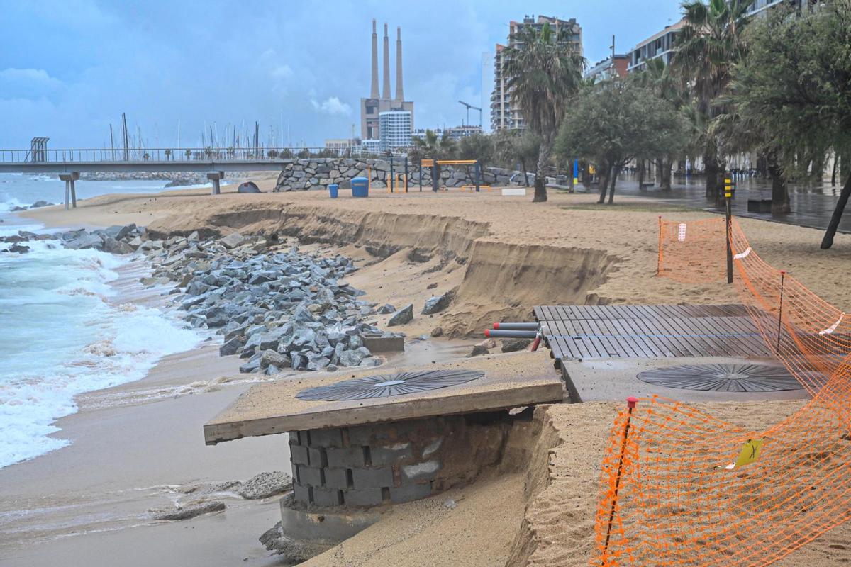 El temporal de mar deja sin arena numerosas playas catalanas | FOTOS