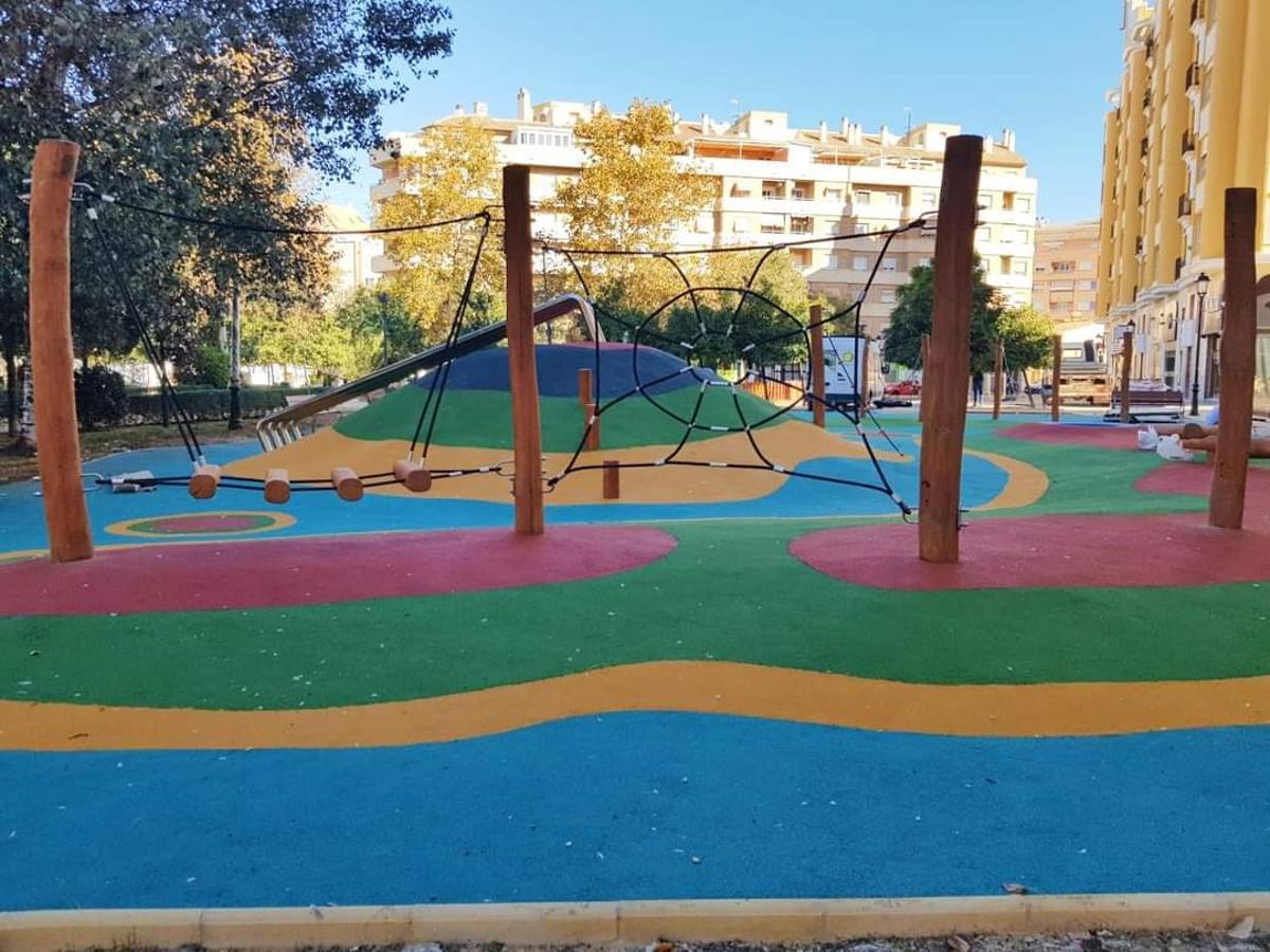 La diversión de deslizarse: Dénia abre su parque de toboganes