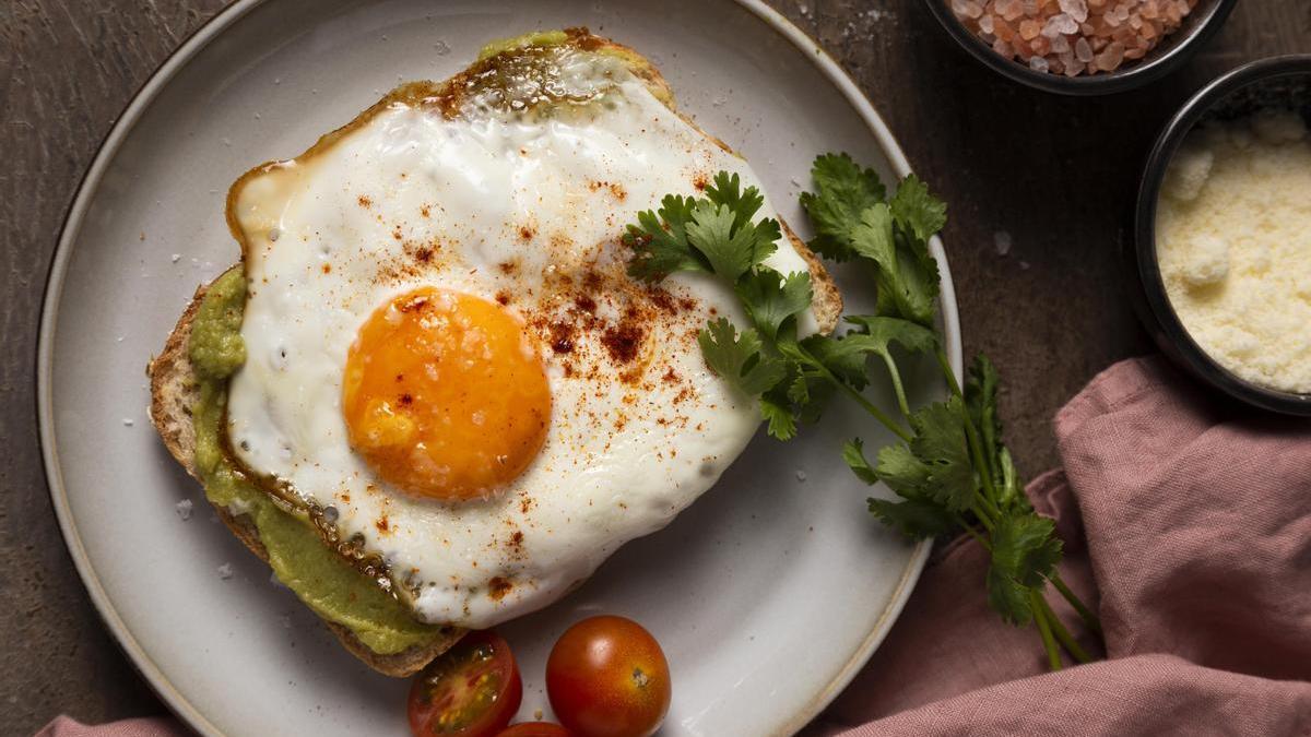 Cómo freír huevos sin aceite para mojar la yema sin remordimientos