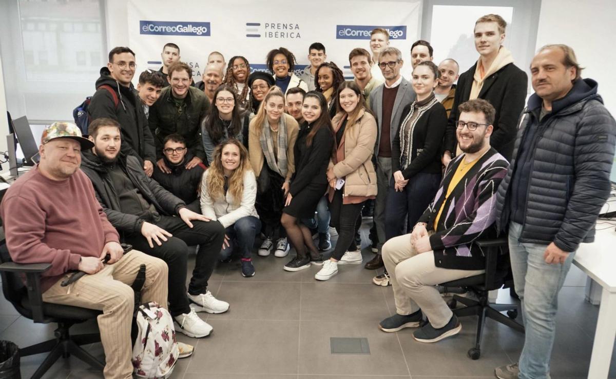 Estudiantes de Erasmus + se interesan por la nueva etapa de EL CORREO