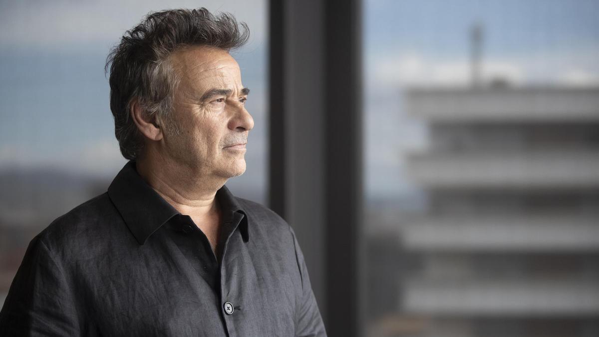 Eduard Fernández: “Es difícil ser feliz y rico, pero al menos hay que ...