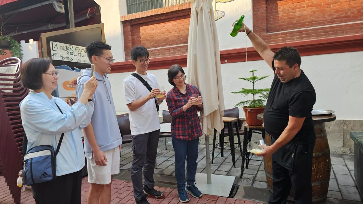 Turistas taiwaneses enamorados de Villaviciosa y de su cultura sidrera ...