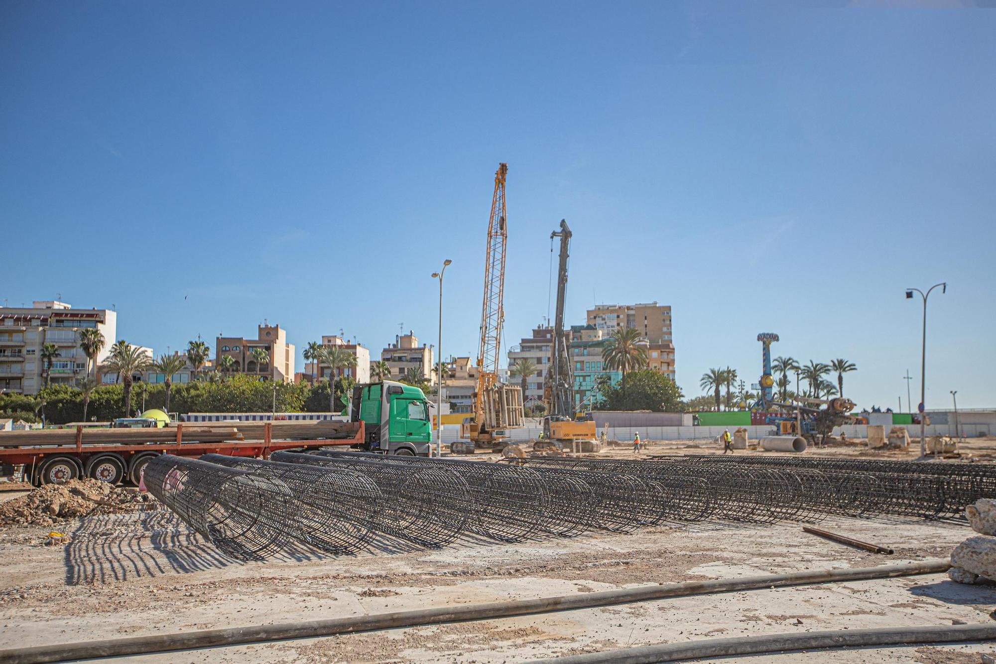 Obras de la nueva zona de ocio Paseo del Mar en el puerto de Torrevieja