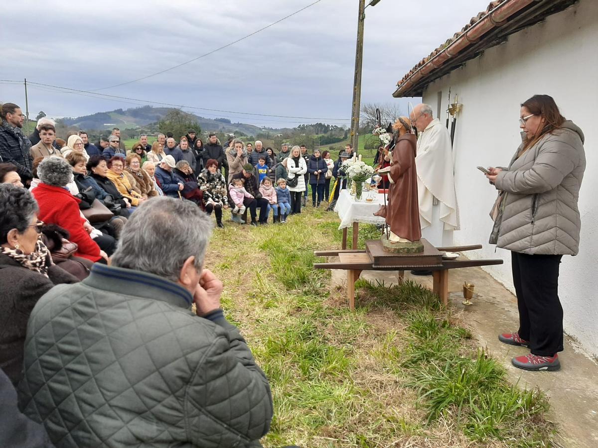 Robledo (Llanera) festeja a San Antón: así ha sido la celebración en la ...