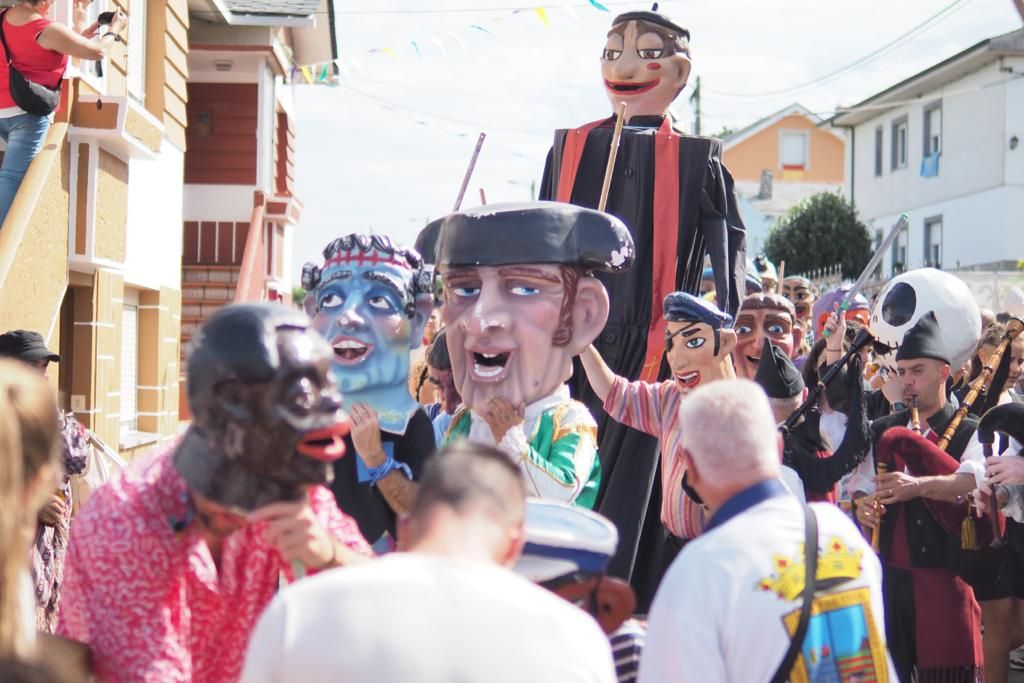 En imágenes: El desfile de gigantes y cabezudos de Puerto de Vega