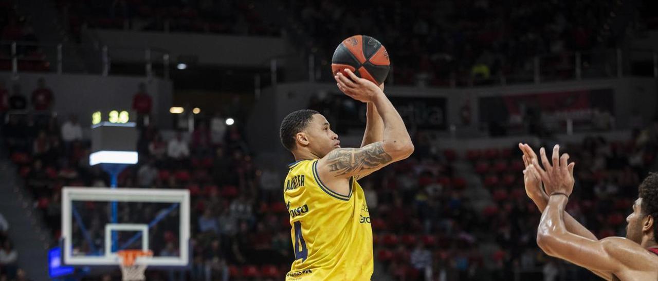 AJ, quinto triplista del club