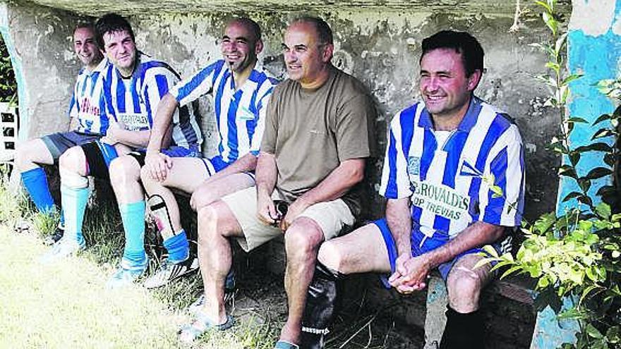 Los vecinos de Trevías homenajean a Tomás Arias por su labor en el club ...