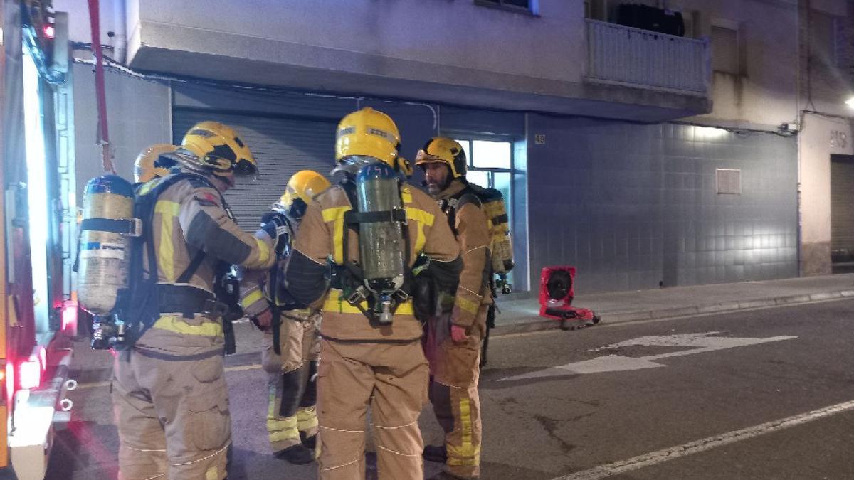 Un incendio en una vivienda de Tarragona obliga a confinar a los vecinos