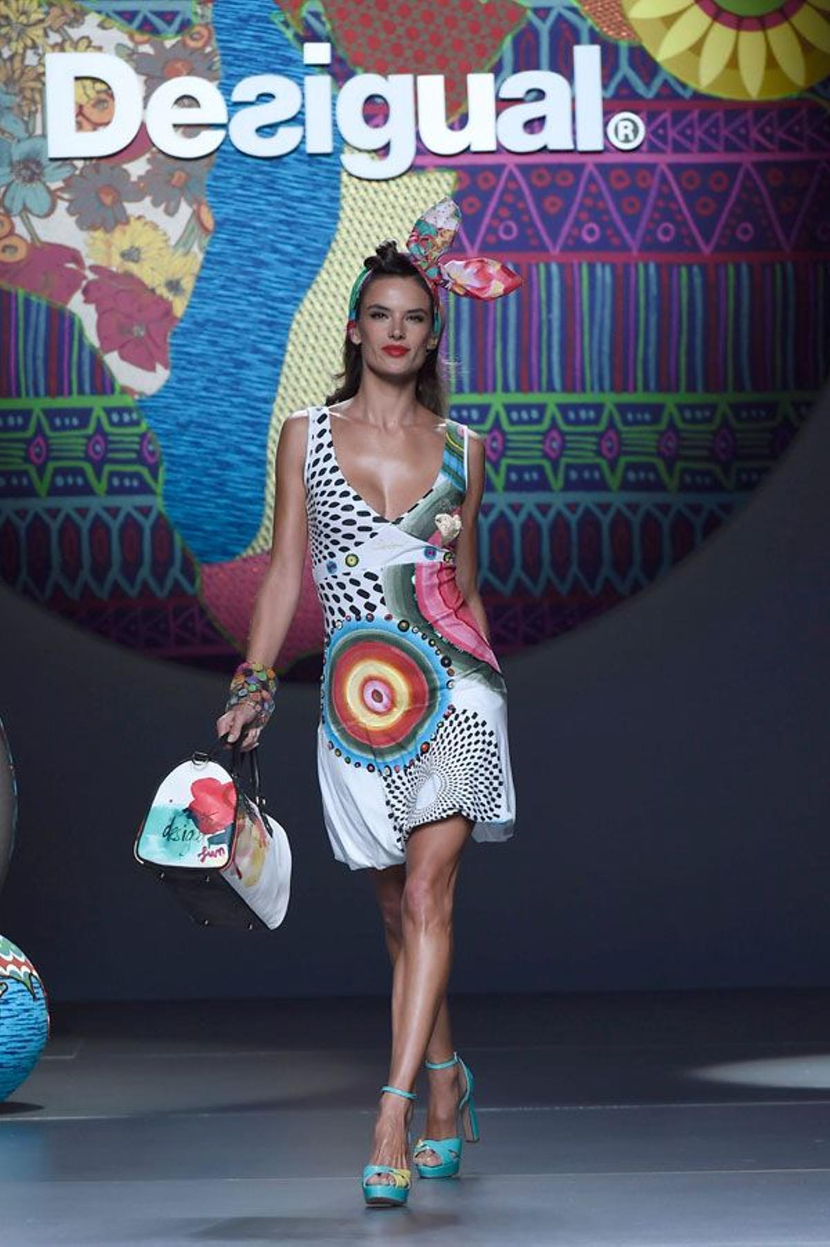 Desigual nos adentra en un viaje por la moda - Woman