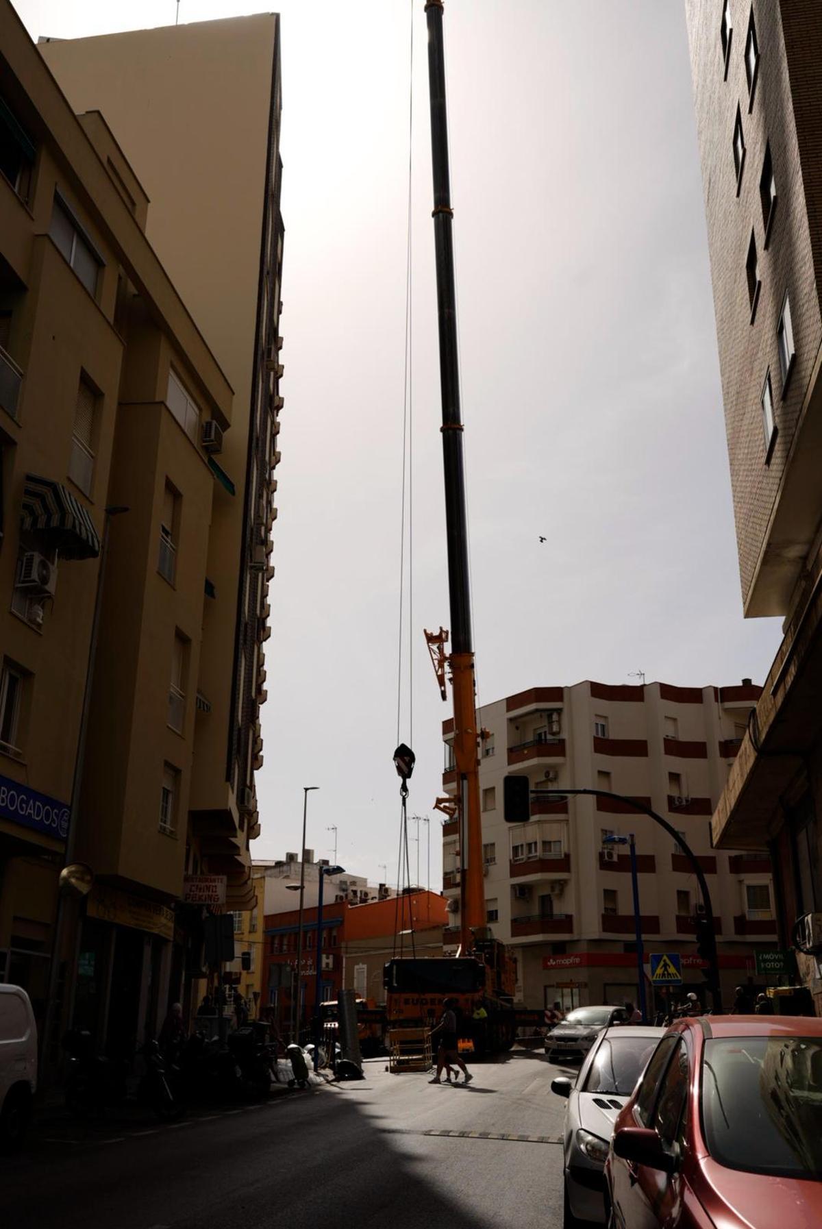 Una colosal grúa levanta todas las miradas junto a la Torre de Mérida